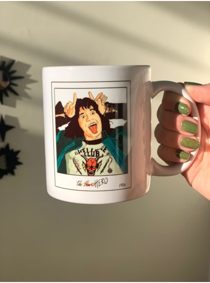 Caneca Eddie - Stranger Things - HIPPIE ARTESANATOS