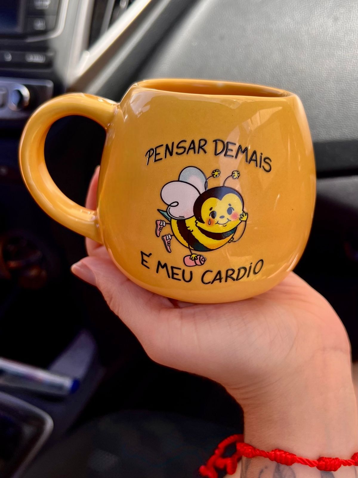 Caneca Redonda Encanto - Abelha Pensar É Cardio - 300ml