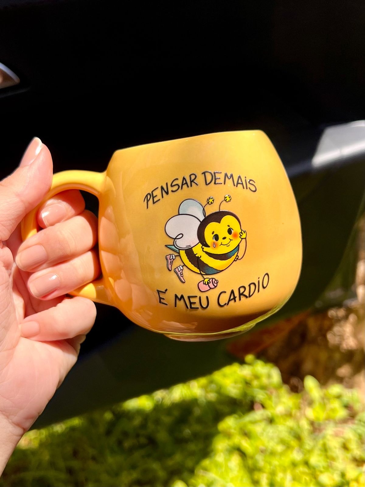 Caneca Redonda Encanto - Abelha Pensar É Cardio - 300ml