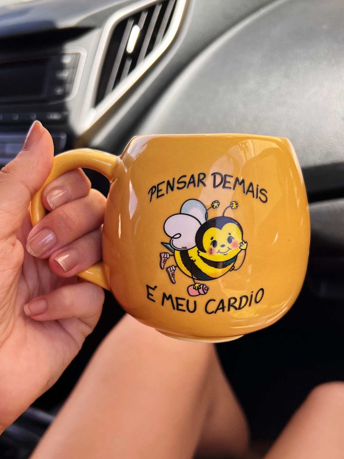 Caneca Redonda Encanto - Abelha Pensar É Cardio - 300ml